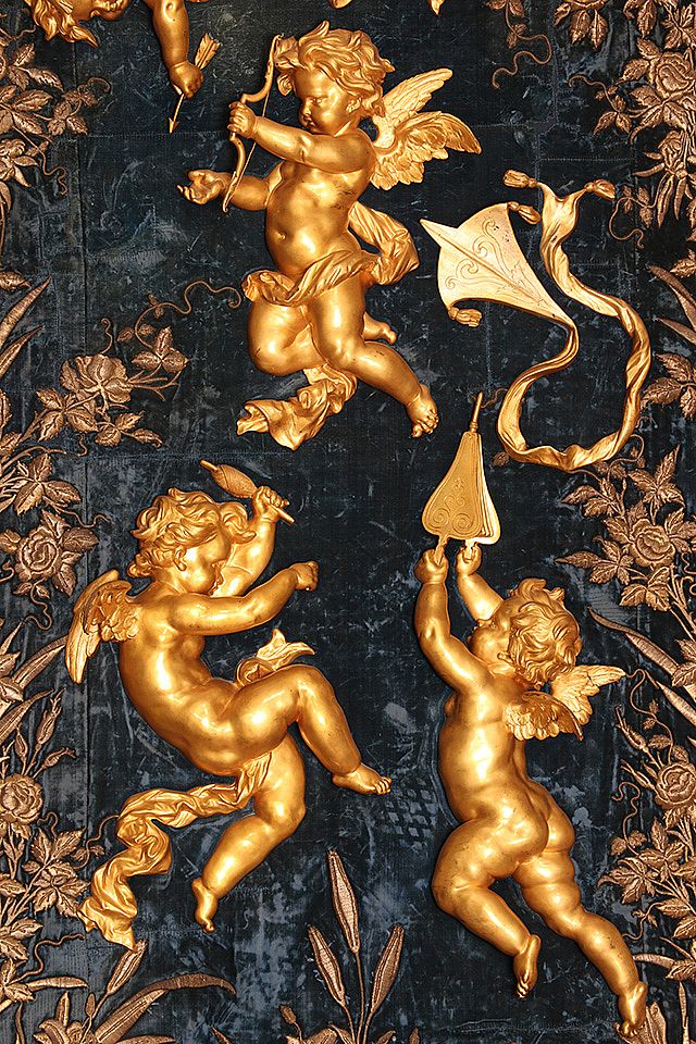 Nackter, geflügelter Knabe mit Blasebalg (Relief) - Bayerisches ...