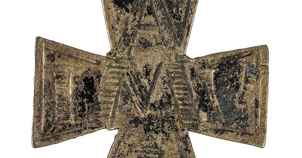 Kreuzförmiger Anhänger mit Christogramm - Bayerisches Nationalmuseum