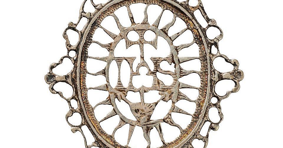 Durchbrochener Anhänger mit Christogramm - Bayerisches Nationalmuseum