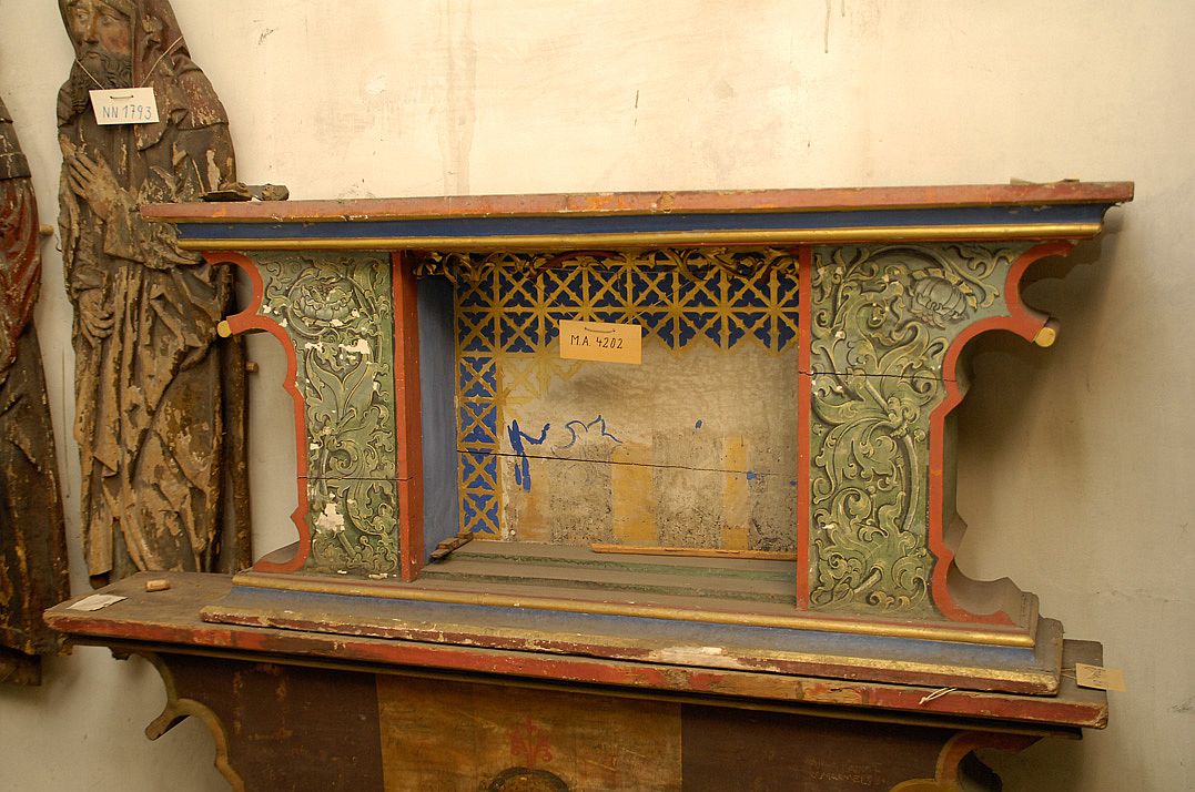 Predella von einem Altar mit spätgothischer Ornamentik - Bayerisches ...
