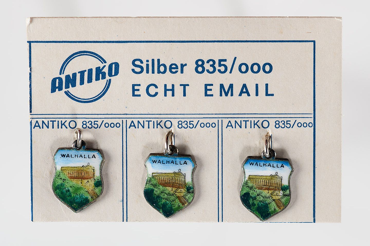 Rechteckiger Kartonstreifen der Firma Antiko - Bayerisches Nationalmuseum