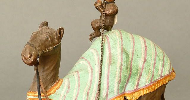 Liegendes Dromedar mit kleinem Affen (Krippenfigur) - Bayerisches ...