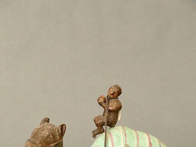 Vier Fläschchen mit Stroh zusammengebunden - Bayerisches Nationalmuseum